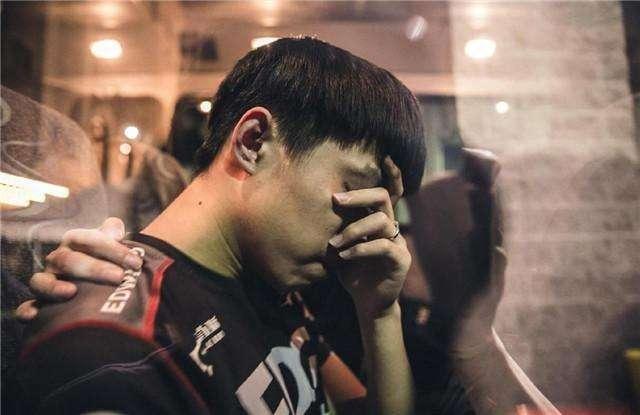 EDG再次成为耻辱柱！世界赛八强名场面：EDG被翻盘成为SKT背景板