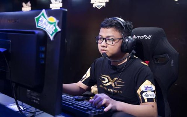 sofm身穿代言服微博自嘲：我不是首富；还没和G2打，就被传染了！