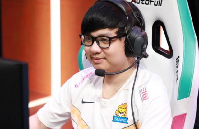 sofm身穿代言服微博自嘲：我不是首富；还没和G2打，就被传染了！