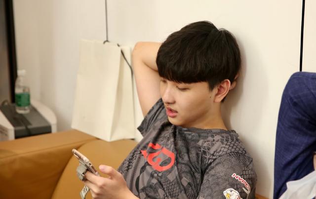 梦回S5？S10入围赛LGD惨遭PSG暴打，网友怒喷：把名额给IG