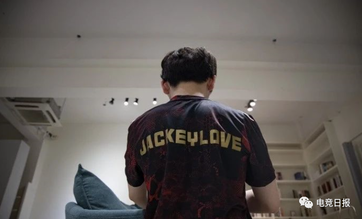 姿态坦言S10入围赛我也能打，随便找几个队友就能进；uzi承认在OMG时期犯错，过度膨胀