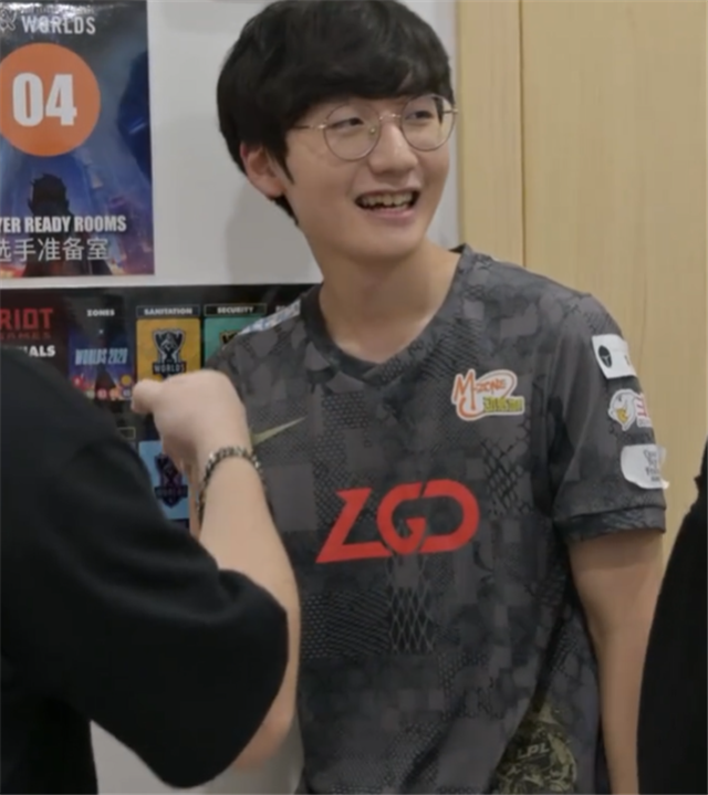 LGD拿到3：0，却将fmvp给了小花生，观众：没有他比赛都开不了