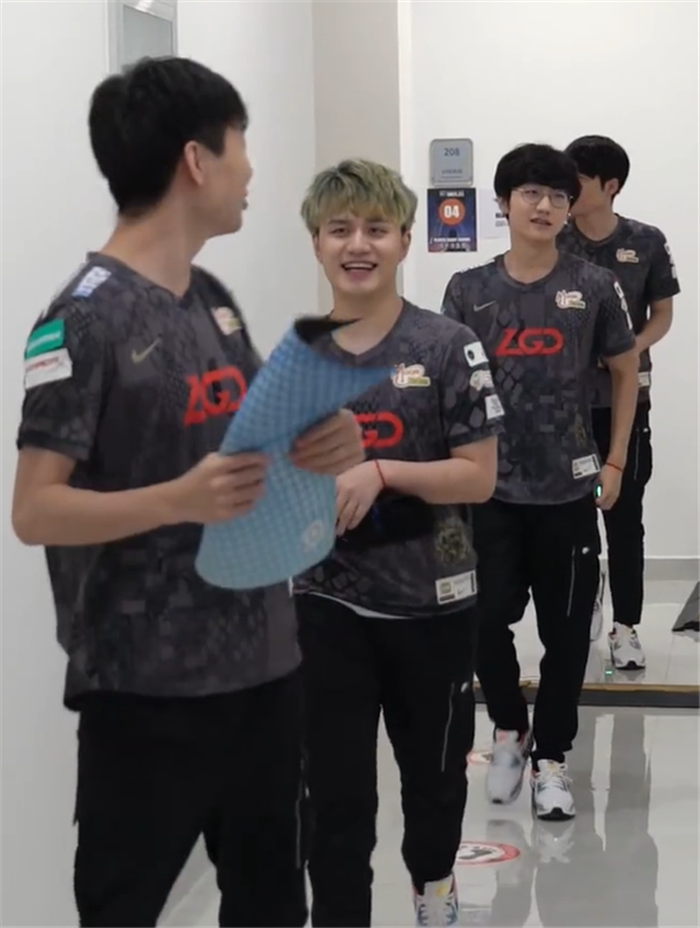 LGD拿到3：0，却将fmvp给了小花生，观众：没有他比赛都开不了