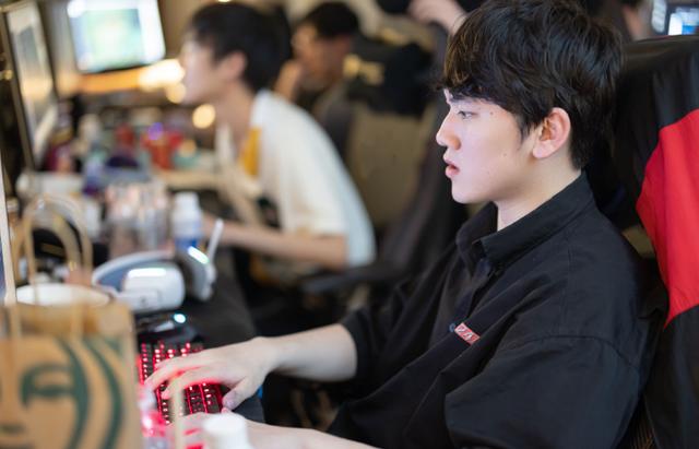 PDD谈LPL三大AD选手：阿水距离成神只差最后一步，UZI很可惜