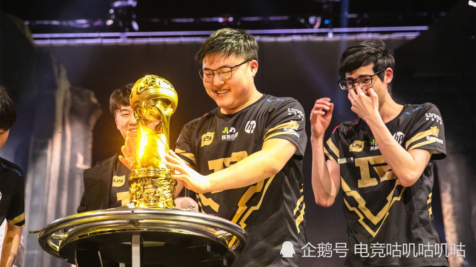 Karsa被问及阿水和Uzi的区别，展现高情商一面，用65字机智回答