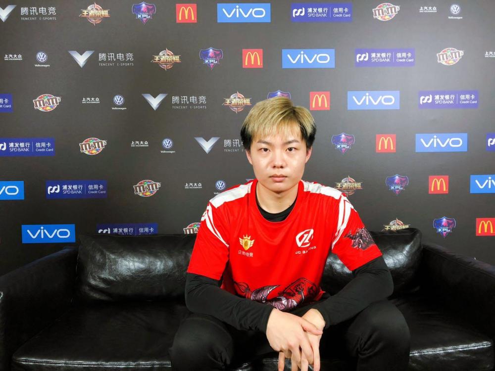 最强貂蝉青浪重回赛场！幕涵泪洒观众席，KPL模范情侣莫过于此？