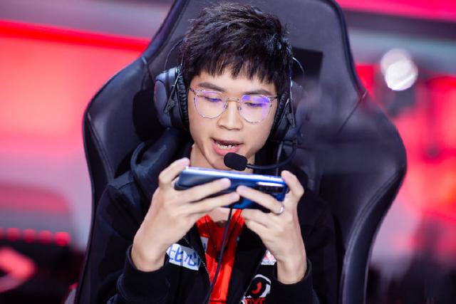 王者荣耀：DYG学eStar看《夺冠》！几个意思呢？