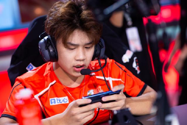 王者荣耀：DYG学eStar看《夺冠》！几个意思呢？