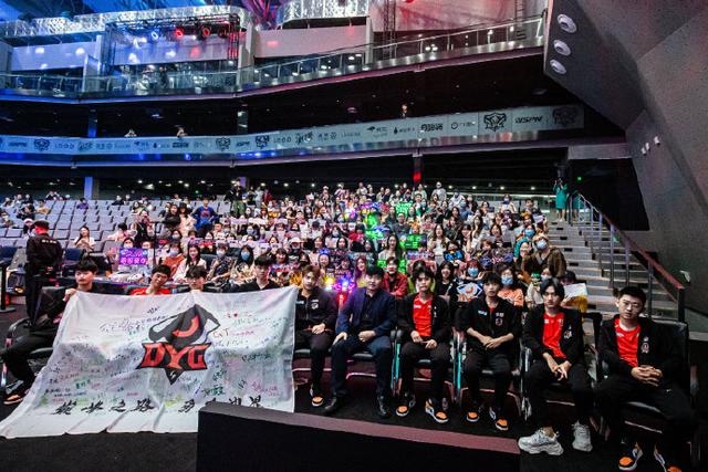 王者荣耀：DYG学eStar看《夺冠》！几个意思呢？