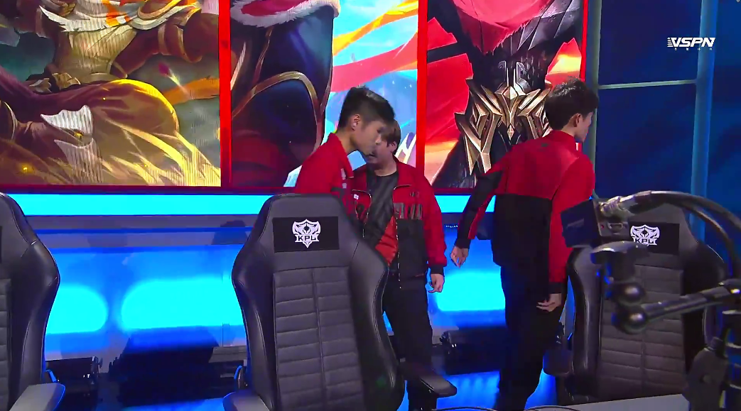 WE“关键局”击败EDGM！狂人吐槽猪哼：选的阵容极度缺乏输出！