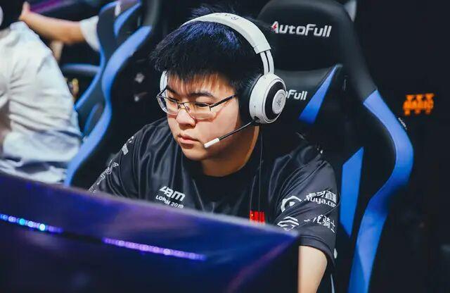 绝地求生PCL季后赛：小歪1穿4团灭OMG，4AM从不辜负天命圈