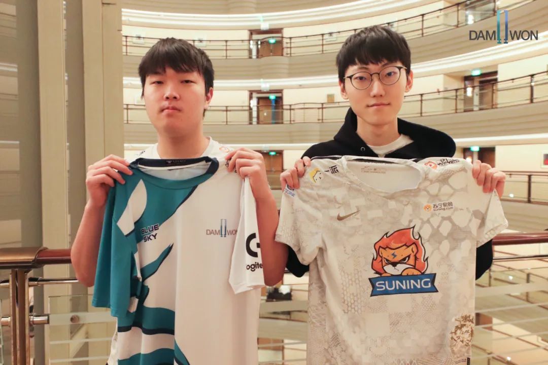 英雄联盟电竞嘉年华落地上海 半决赛前Bin与Nuguri交换队服｜每日B报