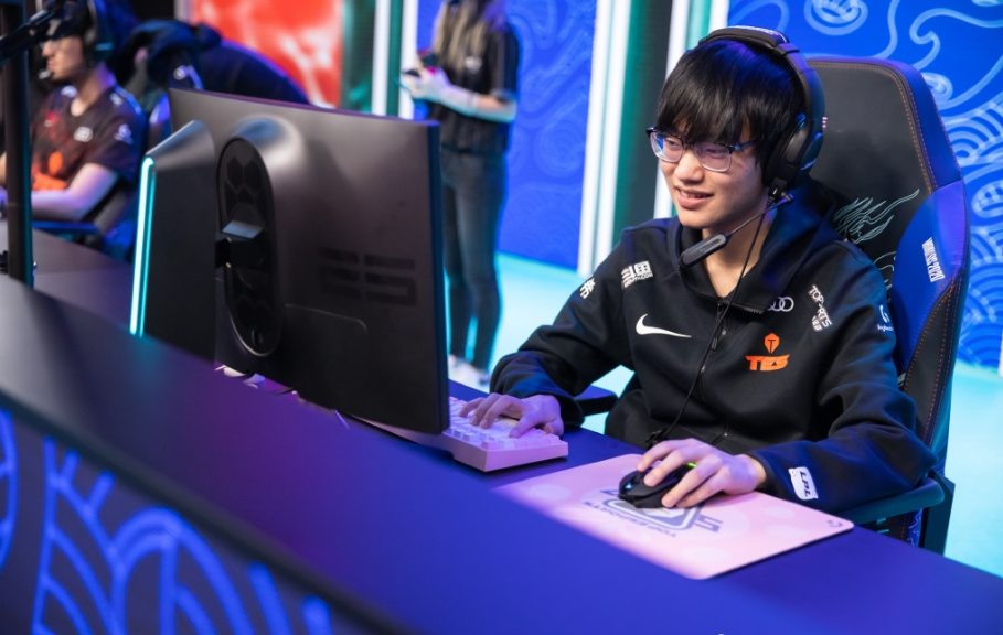 Knight个人微博遭到网友爆破，网友怒喷：太怂了，还不如小虎