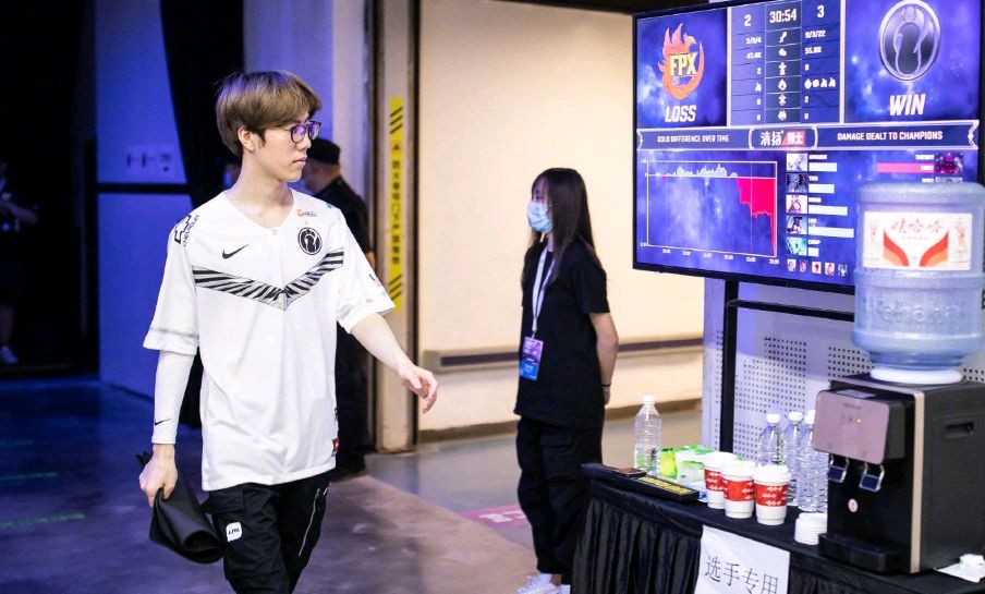 是玩笑还是心酸？Rookie直播向Uzi倾诉：在IG经常玩着玩着就没了