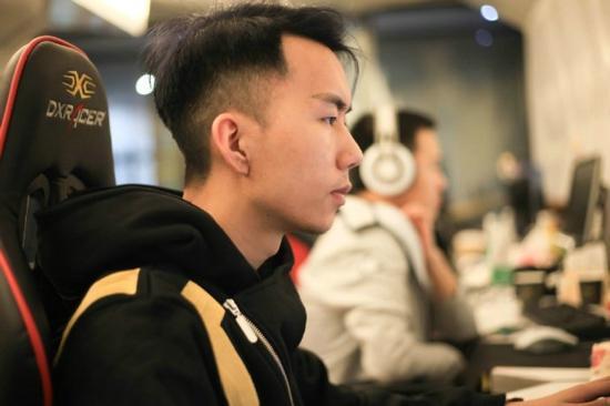 S6的LPL赛制有多残忍？两场BO5，AD手腕重伤，辅助直接退役