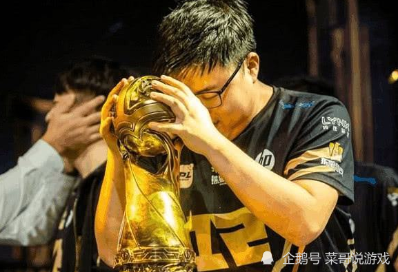 同样是lol最强操作，UZI的VN封神战与Faker的劫哪个难度更大？