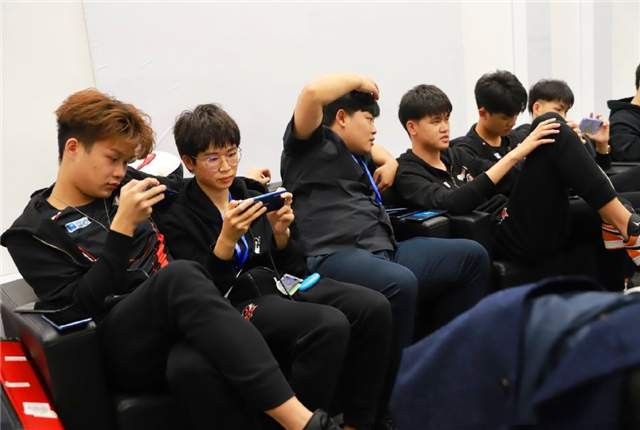 SK采访称月光不行，DYG拿第一，TS血克AG，月光直接服软