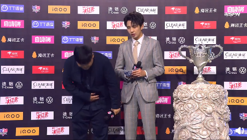 SK“竖中指”！DYG战绩好胖子飘了还是主教练的素质有待提高