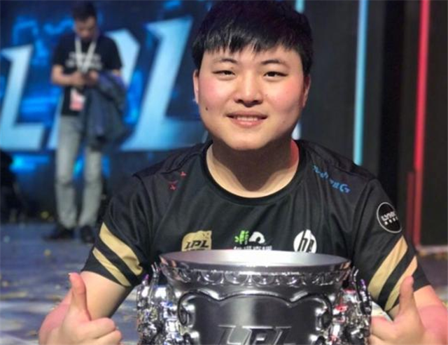 uzi解说让RNG队员给对面放水？得知原因粉丝吐槽：你会怜香惜玉？