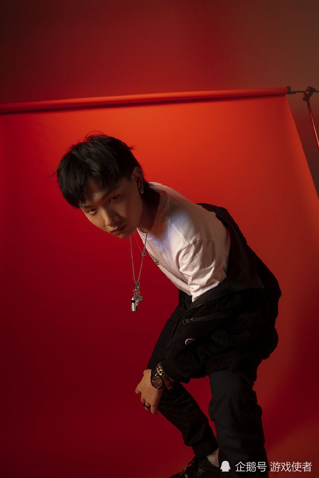 Fly接到了新代言，腼腆男孩变得男人味十足！网友称他是QG的骄傲