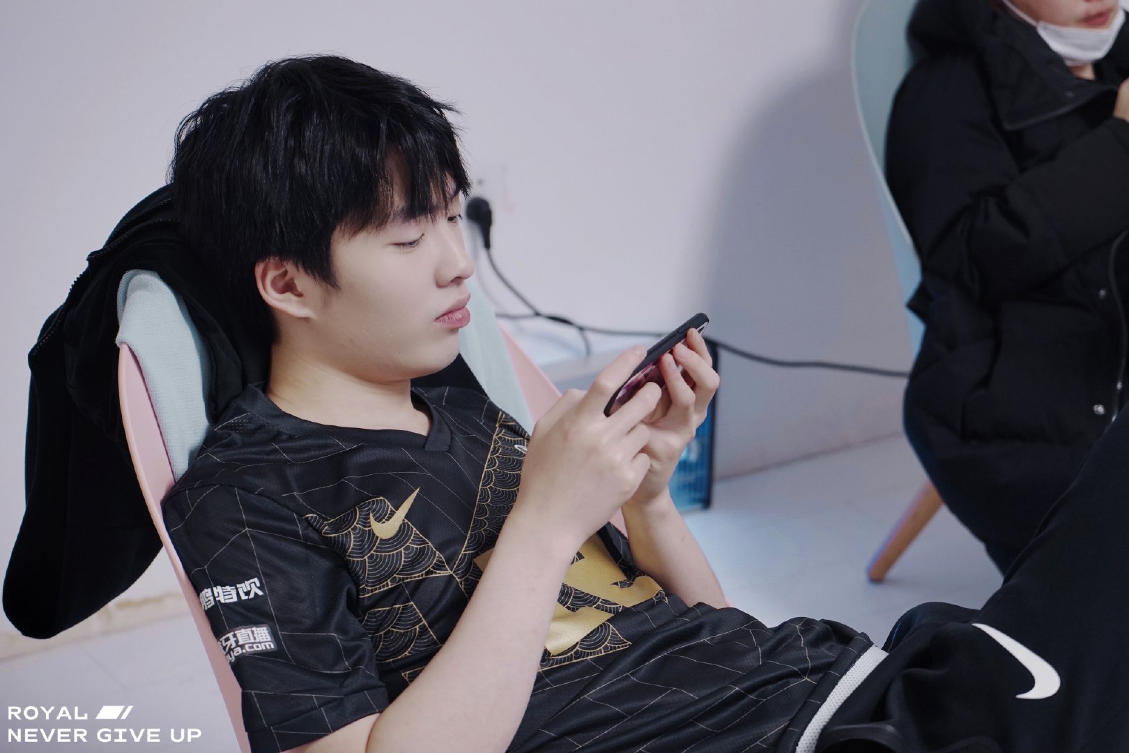 Cryin又没了？小虎近期又在练中单，大概率又要转回中路，RNG太难了