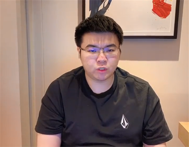 曾是4am战神位如今放弃赛场，游戏中捡到godv皮肤，2个字让弹幕沸腾