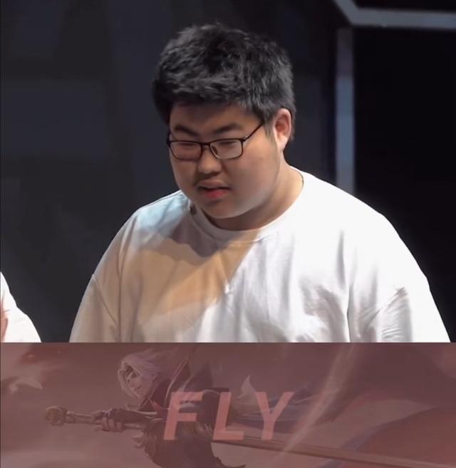 QG选手不合实锤！Fly玩游戏也内涵小胖，小胖得知眼神亮了