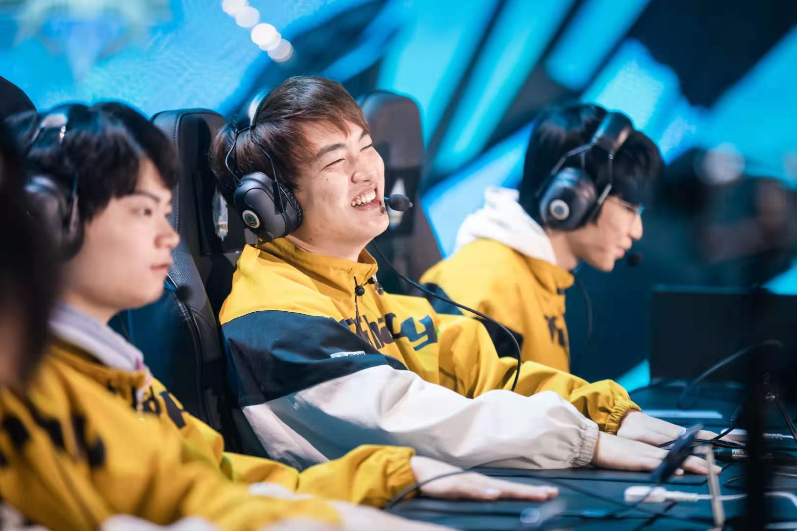 冬冠杯：KPL四队伍可携手晋级，但需满足一条件，QG要看其他3队脸色！