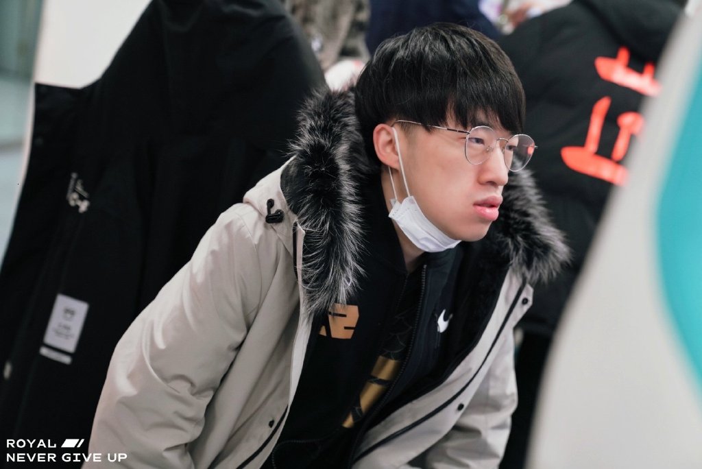 RNG获胜后，UZI用6个字点评小虎！阿布直言：他做出了巨大牺牲