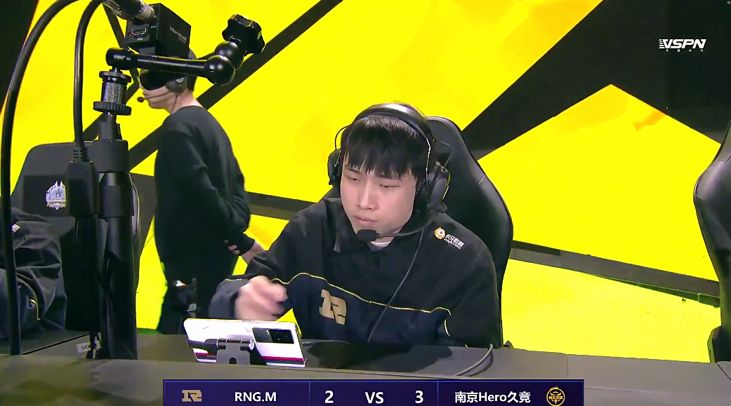 “掉点者”无畏成为“晚秋二号”，RNG暴打Hero！寒夜却“完全不慌”