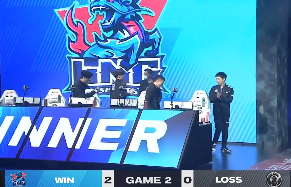 是人是鬼都在秀，只有宝蓝在挨揍，IG惨遭LNG零封，笑笑用9字评价宝蓝