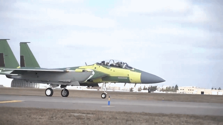 F15EX首飞，超越歼16荣膺三代半之王，装备超过100架_腾讯新闻