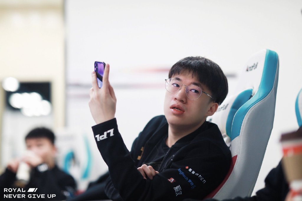 开始剑指了，RNG把RW打成人机！德云色狂吹Gala：RNG捡到宝了