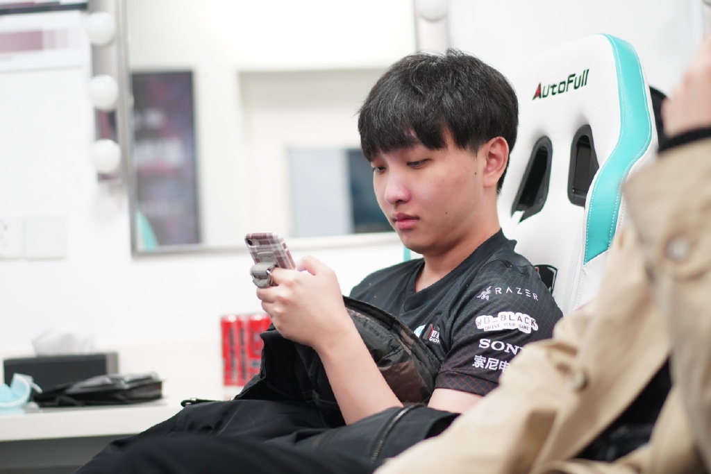 JDG选手评价Uzi，官博选手直播间皆遭重，评论区成Uzi粉黑战场