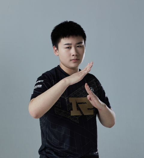 RNG登顶第一，玩家直言小虎是天才上单克星，BIUBIU成最大赢家