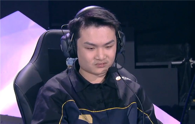 Cat“操作变形”被网友吐槽，晚秋“一菜到底”，WB吊打RNG获首胜！