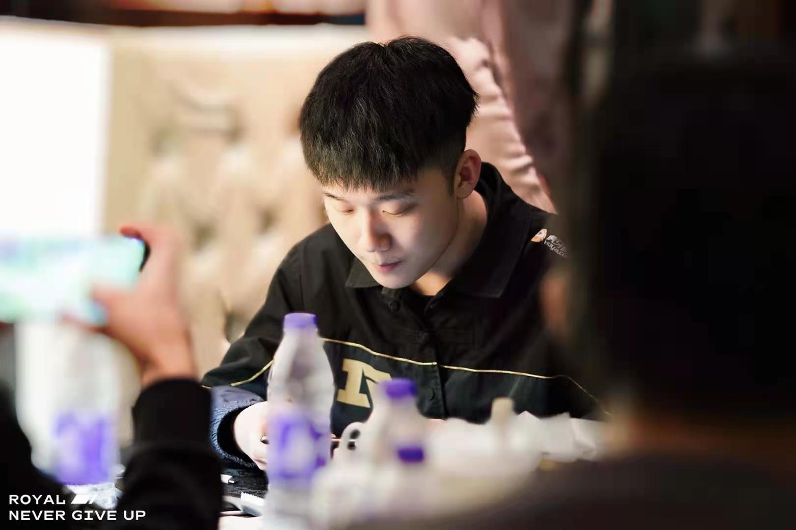 RNG.M首发又调整，还真把晚秋当“核心”？猫神八连败，9个月没赢比赛了！