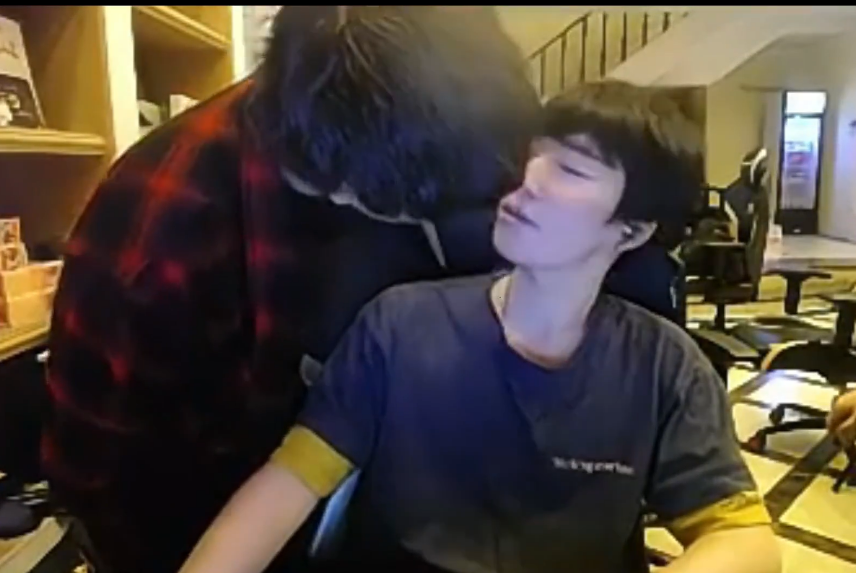 RNG男同队石锤！Cryin直播与XLB“亲密”接触，直言：男生跟男生亲个嘴怎么了？我直接来真的！