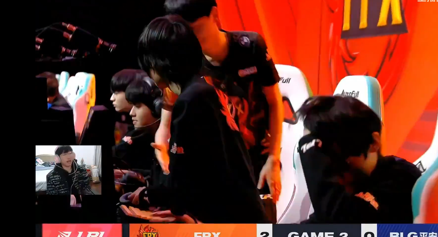 宁王看Doinb和小天握手，仿佛想起了自己和shy哥：我的妈呀有那味了！