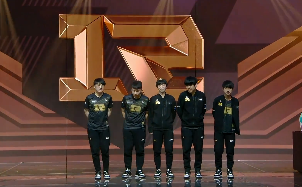 小虎上演绝地求生！RNG不惧水鬼，击败LGD荣登常规赛榜首！