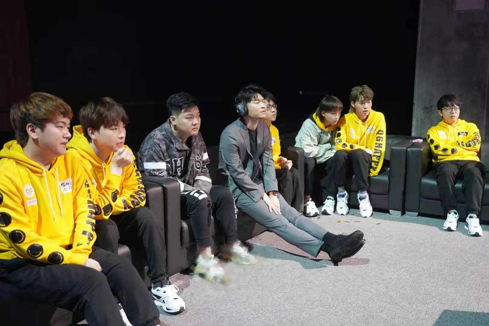 QG3-1大胜WE，林教练对小胖“赞不绝口”，并曝光晨晨是队伍指挥，不可取代！