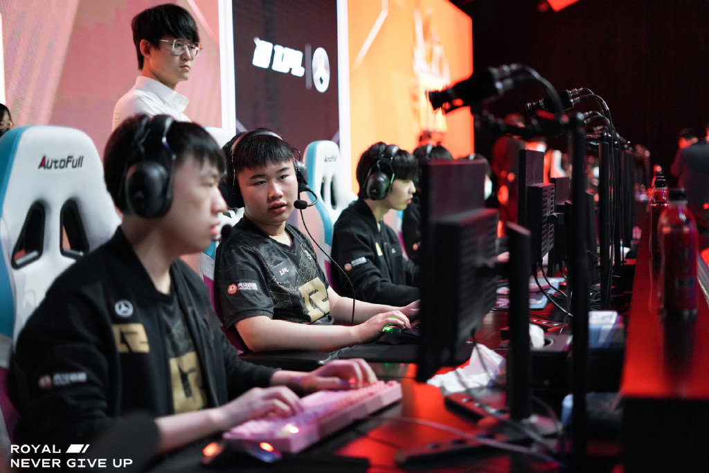 解说热议FPX零封RNG：FPX太猛了状态无解！下班太快了！RNG加油！