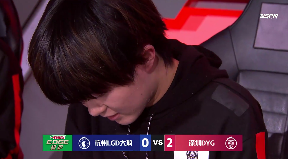 易瞳夏侯惇被“打穿”，江城狂暴“黄忠王”未能救世，DYG险胜LGD！