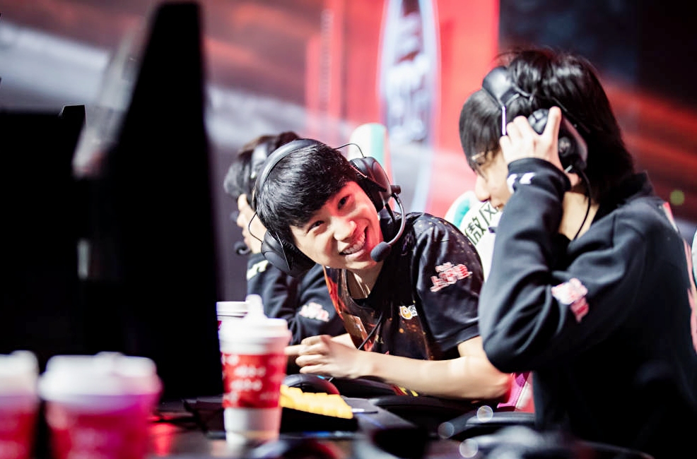 “BP真的烂”EDG淘汰画面流出，圣枪哥手伤严重，Doinb表情诛心