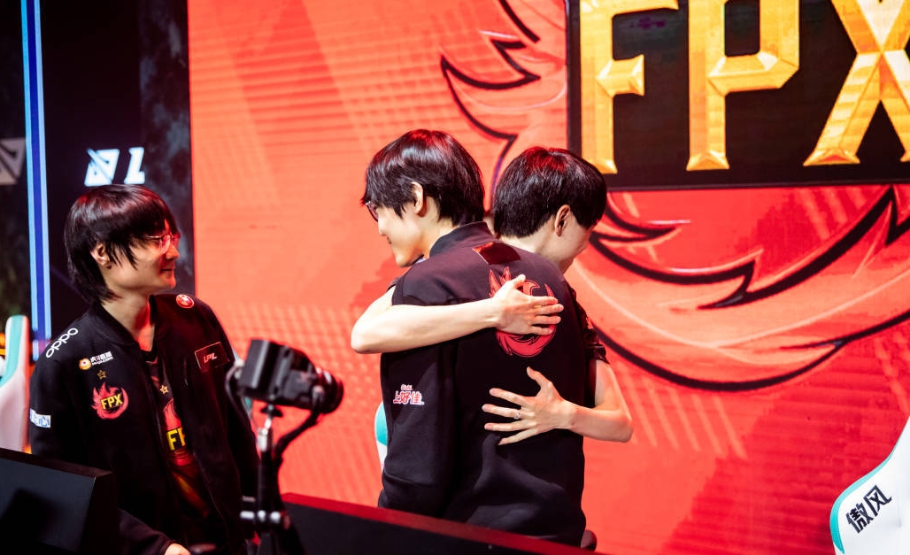 “BP真的烂”EDG淘汰画面流出，圣枪哥手伤严重，Doinb表情诛心