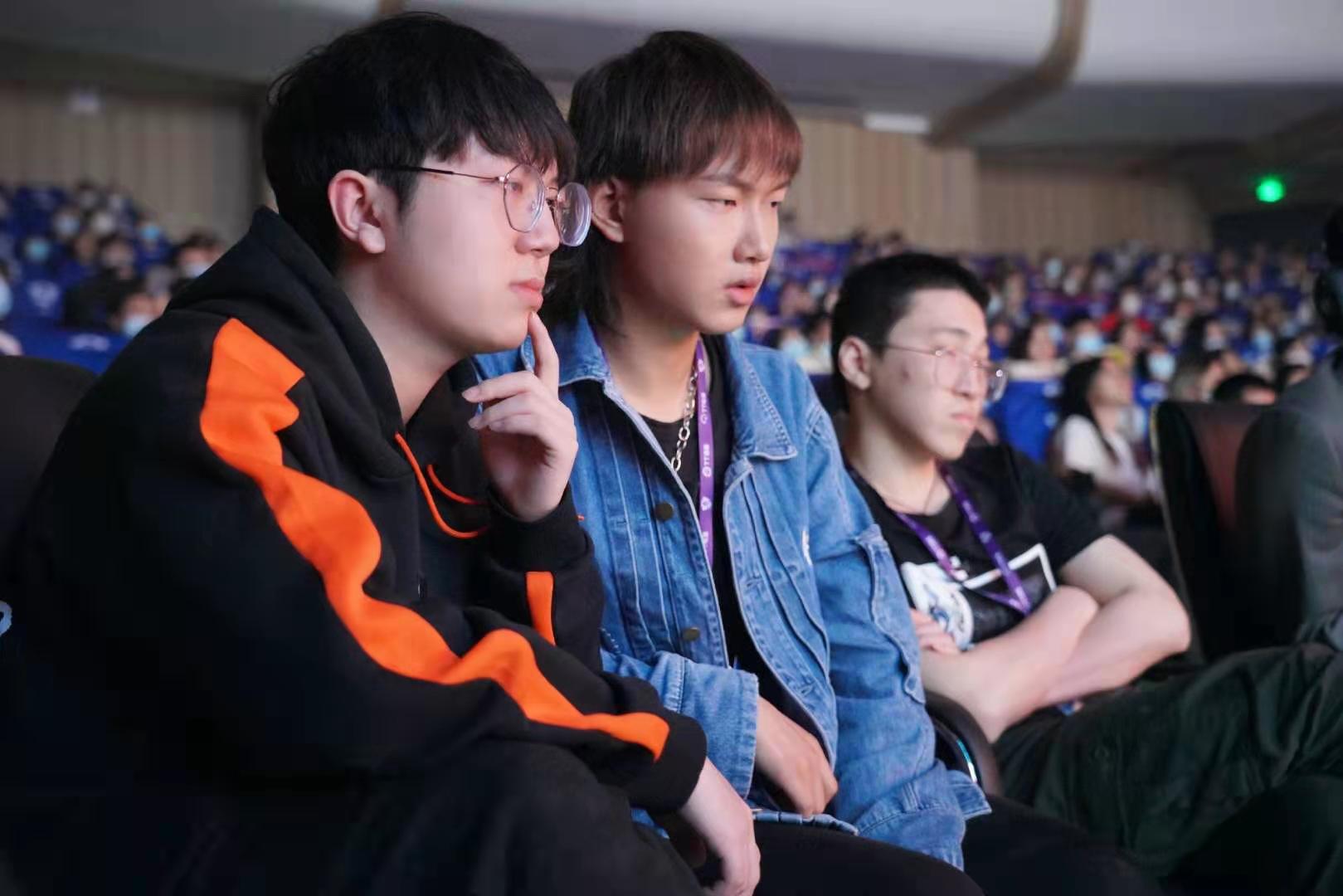 QG对阵KSG首发曝光：妖刀取代晨晨已没希望，Fly继续替补，为了“冲刺”B组真拼了！