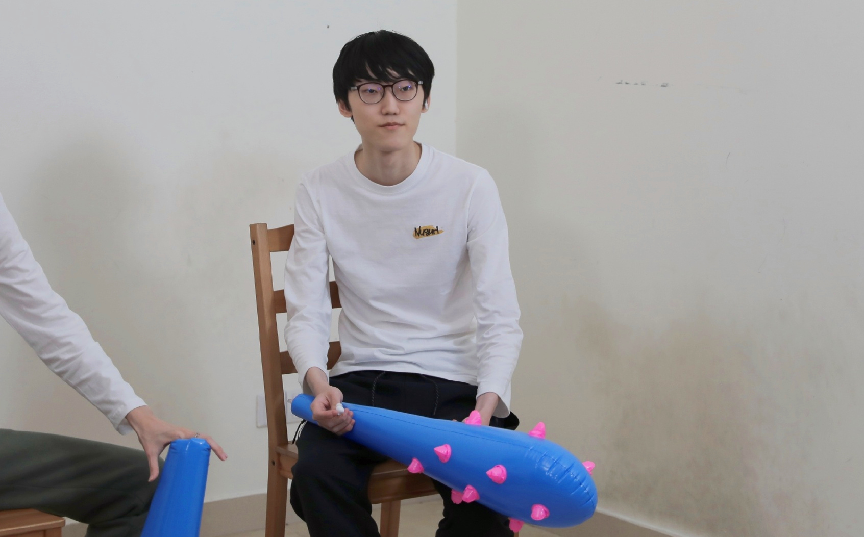 DK众人期望成空，FPX憾负！牛宝一战封神，赛后lwx自责主动求骂坦然面对节奏。