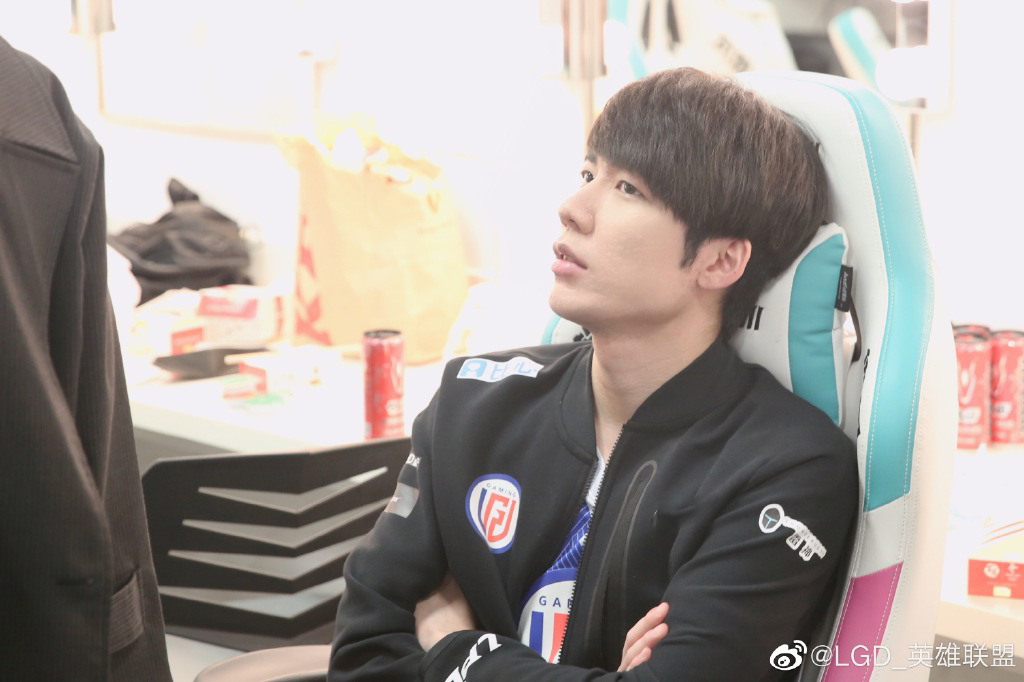 知情人爆料：V5有意LGD下路K哥 老队友狼行发文怒斥管理层