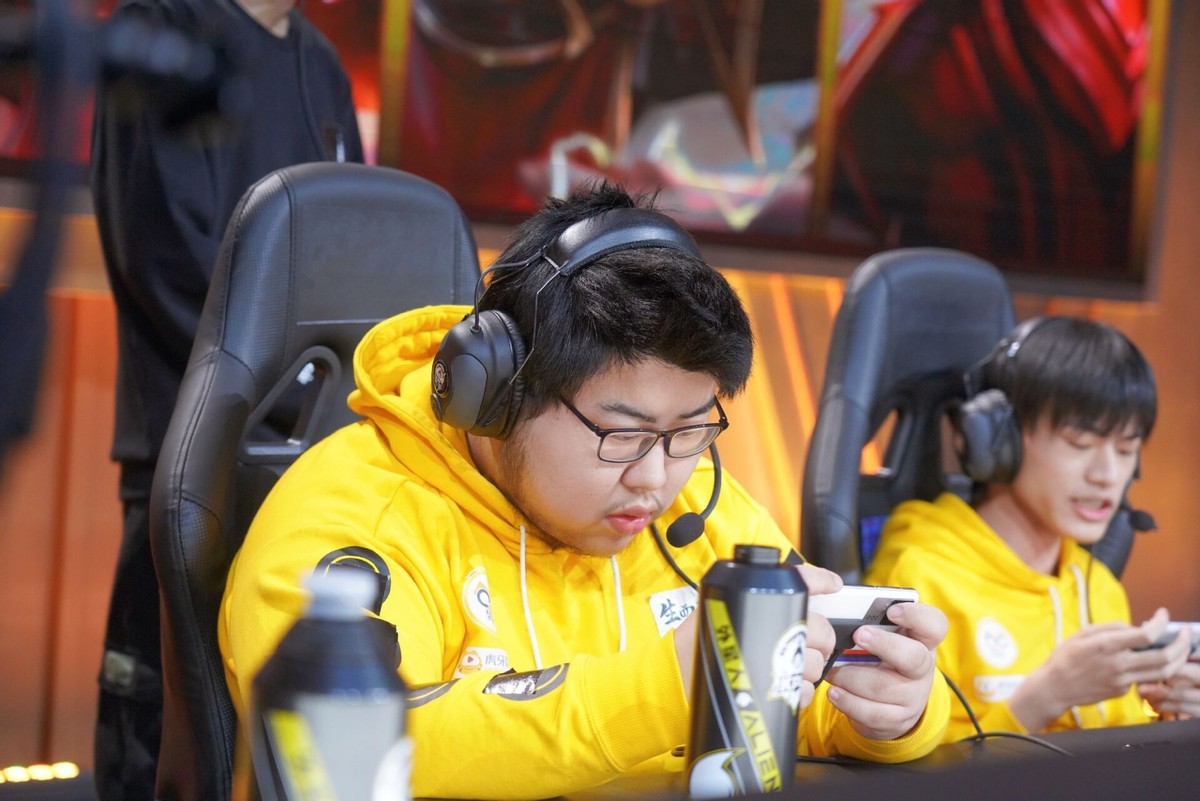 小胖的阴谋落空了！fly一语打破QG现状，老粉：恭迎霸总回归