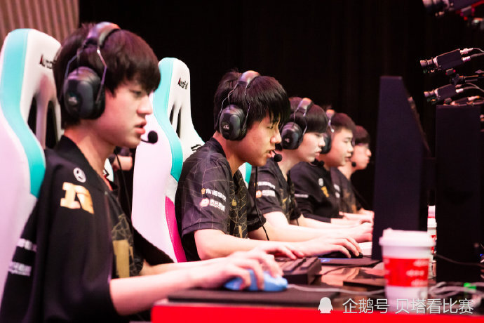 “RNG和PGG队员疯狂聊天”，AD喊话Gala：来单杀我！Cryin现场学英文